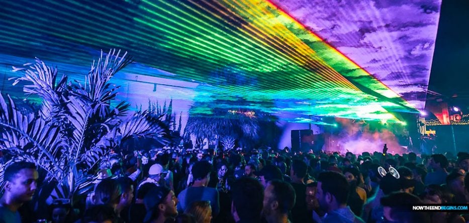 Worshiper At Pagan Burning Man Festival In Nevada Stuns Crowd By ...